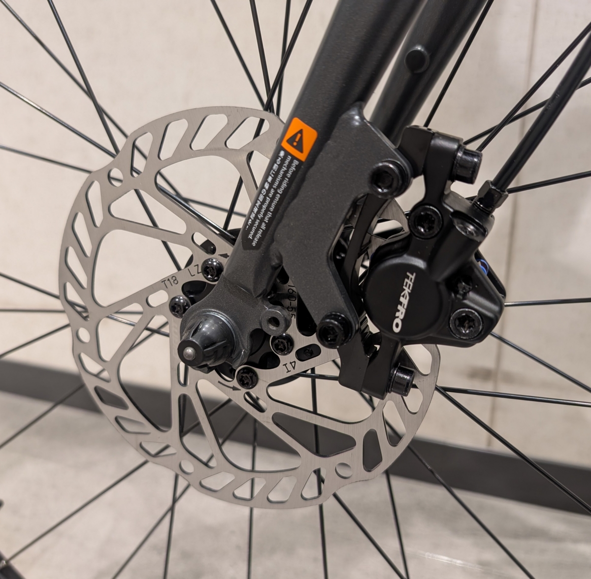 【GIANT】多段ギヤとMTBのような太めのタイヤが特徴的なGRAVIER DISCあります！ | 新宿で自転車をお探しならY's Road 新宿クロスバイク館