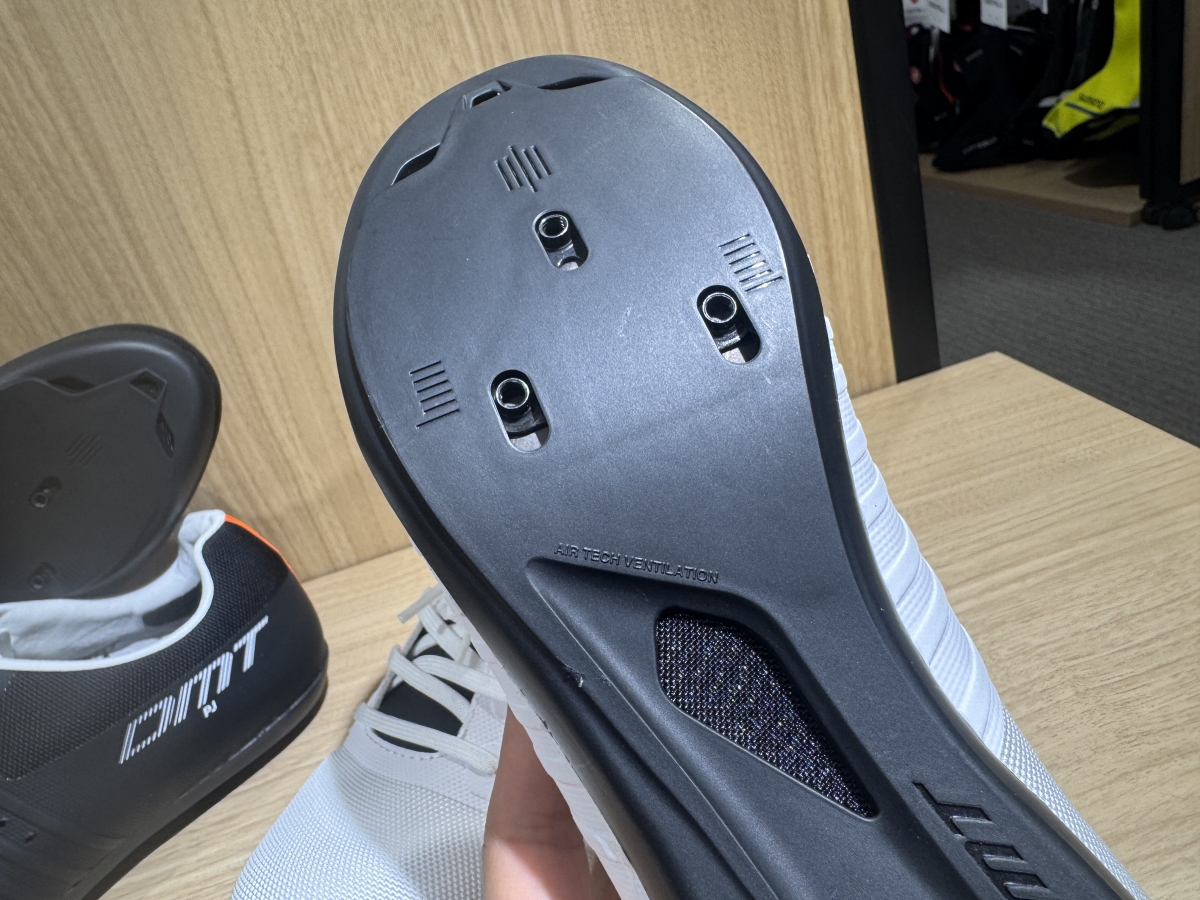 【初心者にオススメ】世界最速の遺伝子をエントリーモデルで体感しよう！【DMT】のビギナー向け’’靴紐’’SPD-SLシューズ【KR4 PJ】 | サイクルウェアのことならY's Road 新宿ウェア館